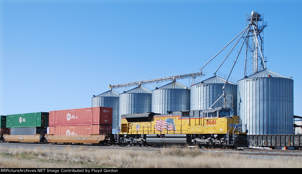 UP 8681 pushes east bound UP double stack